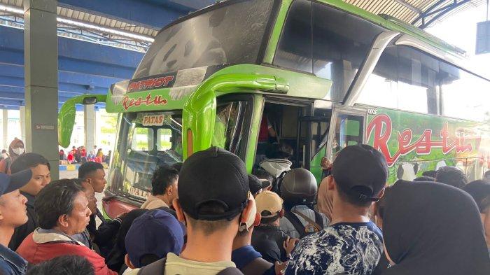 Hari Ini Puncak Arus Balik, Ribuan Perantau Padati Terminal Seloaji ...