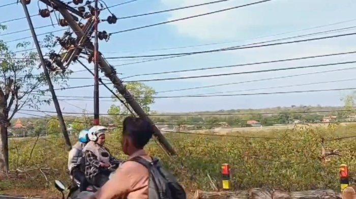 Angin Kencang Disertai Hujan Lebat Sesaat Mulai Menyapa Bangkalan, Robohkan Pohon dan Tiang ...