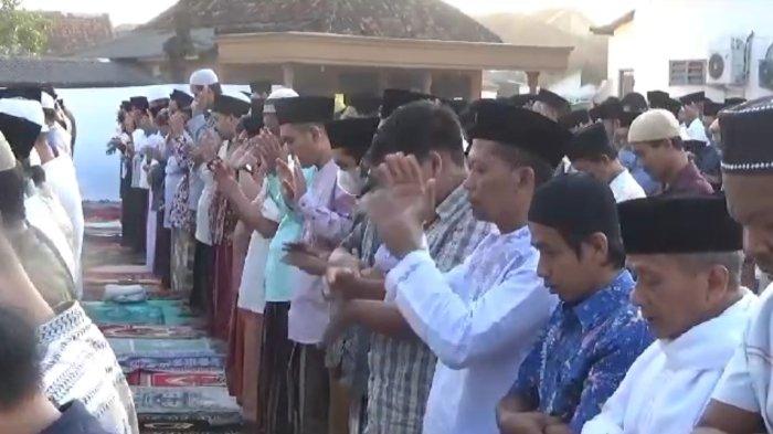 Karomah Syaikhona Kholil Muda, Tertawa Saat Berjamaah Membuat Imam Shalat Kyai Pesantren Murka ...