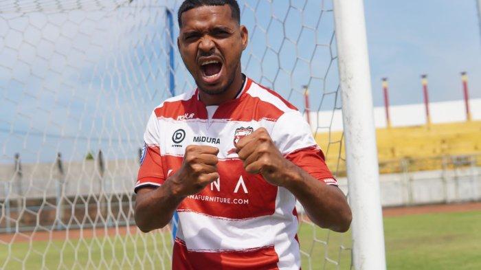 Inilah Alasan Madura United Merekrut Hasim Kipuw dari Arema FC, Lebih ...