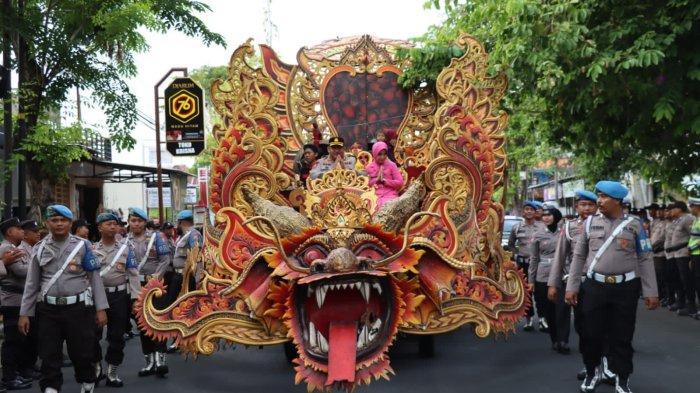 Diarak Naik Kereta Musik Daul, Kapolres Pamekasan AKBP Jazuli Dani ...