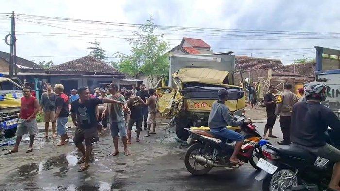 Kecelakaan Adu Banteng Truk Pasir Vs Mobil Boks di Kediri, Sopir Terjepit - Tribunmadura.com