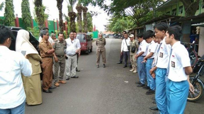 Momen Kepala Sekolah Jemput Sejumlah Siswanya yang Terjaring Razia Satpol PP: Murid Saya Merokok ...