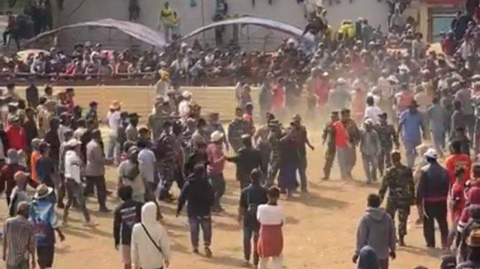 BREAKING NEWS: Final Karapan Sapi di Bangkalan Ricuh, Penonton Ngamuk ...