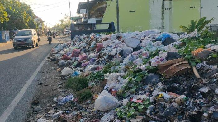 Kondisi Sampah yang Menggunung di Jalan Raya Nasional Sampang ...