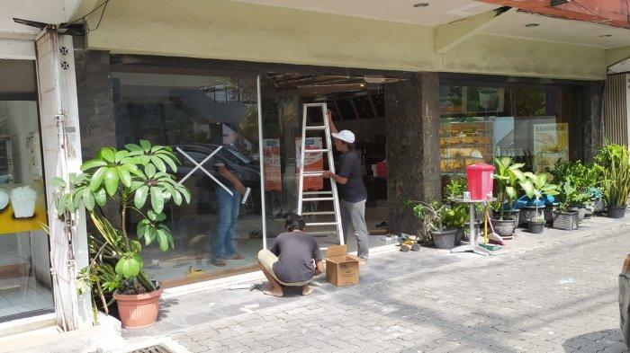 Viral Xpander Seruduk Dinding Kaca Kafe di Surabaya, Kaca Berhamburan ...