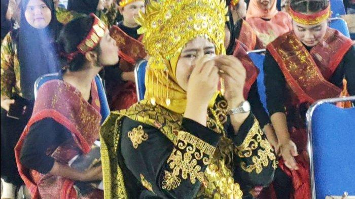 Tinggalkan Madura, Mahasiswi Riau Nangis: "Dikira Penuh Carok-carok ...