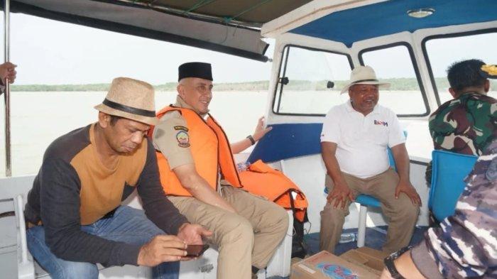 Disambati Marak Jaring Trawl, Pj Bupati Bangkalan Naik Tugboat Susuri ...