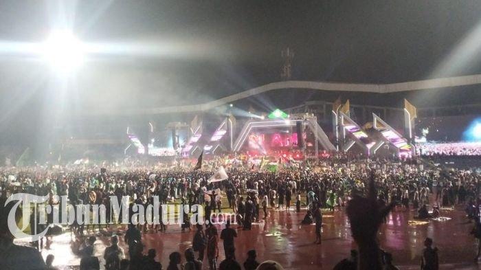 Maher Zain dan Rhoma Irama Batal Tampil, Penonton Dihibur Slank Meski Hujan di Satu Abad NU ...