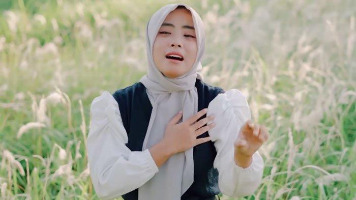 Arti Lirik Lagu Nutop Ateh - Warda Amelia, Lagu Bahasa Madura Viral di TikTok: Taresna Bule ...