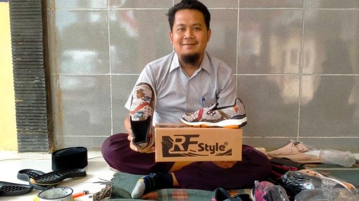 Berawal Dari Iseng Bikin Sepatu Batik, Pengusaha Muda di Pamekasan Ini ...