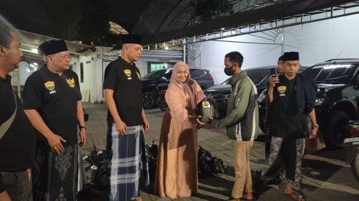 NABRAK di Kompleks Makam Sunan Ampel Surabaya, Bagikan Sembako untuk ...