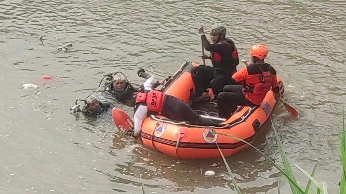 Evakuasi Mobil Tercebur Sungai di Nganjuk Libatkan Penyelam BPBD dan ...