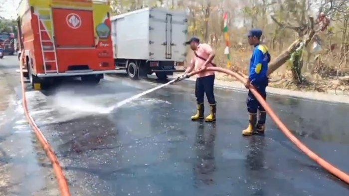 Pengendara Berjatuhan, Pemkab Bangkalan Kerahkan Damkar Semprot Kerak ...