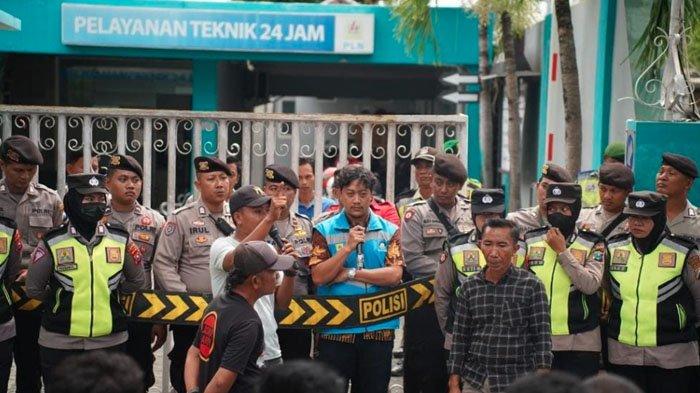 Warga Demo di Kantor ULP PLN Pamekasan: Keluhkan Voltase Naik-Turun, Bikin Alat Elektronik Rusak ...