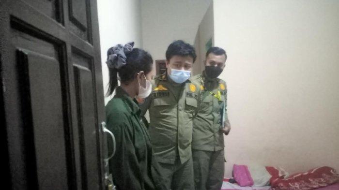 Muda Mudi Berduaan di Kamar Kos Digerebek Satpol PP, ada Miras dan Benda Lain saat Digeledah ...