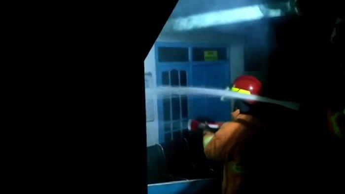 Klinik di Gresik Terbakar Akibat Korsleting Listrik, Pemadam Kebakaran ... Klinik di Gresik Terbakar Akibat Korsleting Listrik, Pemadam Kebakaran ...