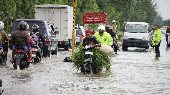Desa Patean Langganan Banjir, Meluap ke Jalan Raya Sumenep-Pamekasan dan Banyak Motor Mogok ...
