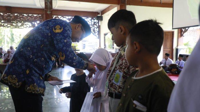 Pj Bupati Pamekasan Santuni Ratusan Anak Yatim, Momentum Peringati Tahun Baru Islam 1446 H ...