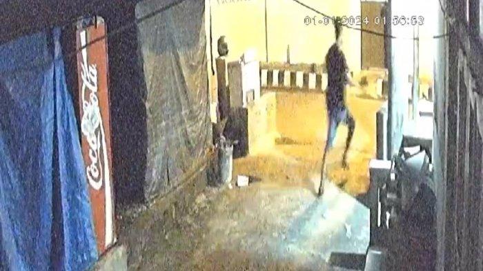 Teriakan Emak-emak di Bangkalan Bikin Maling Motor Keder, Wajah Pelaku Terekam CCTV ...