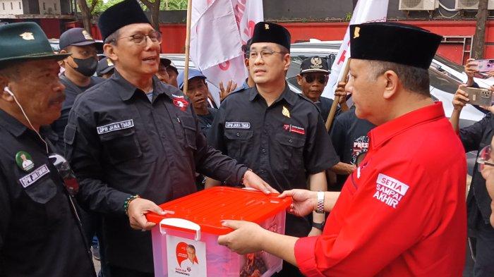 Relawan Ganjar Pranowo Setor Ribuan KTP ke Kantor PDIP Jatim ...