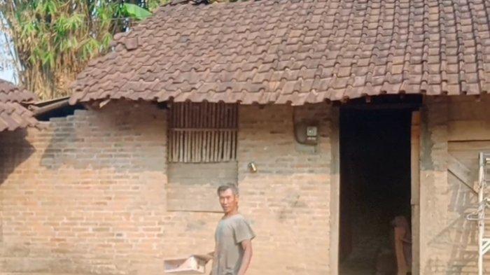 Mbah Midjan, Lansia Asal Kediri yang Hidup Memprihatinkan, Rumah Tak ... Mbah Midjan, Lansia Asal Kediri yang Hidup Memprihatinkan, Rumah Tak ...
