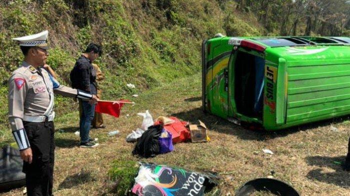 Detik-detik Minibus Elf Pecah Ban Hingga Terguling di Tol Malang ...