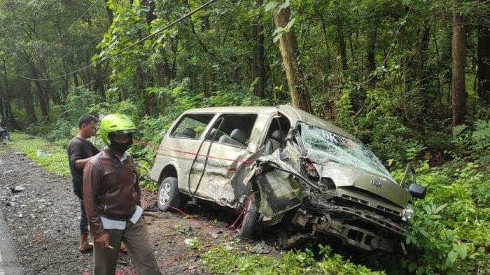Kecelakaan Adu Banteng di Baluran Situbondo Truk Vs Minibus, Mobil Ringsek Parah, Tak Ada Korban ...