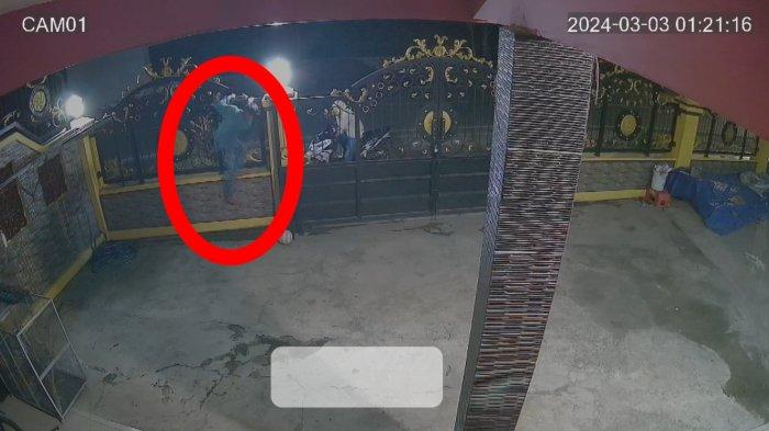 Pencuri Lompati Pagar Rumah Mewah di Bangkalan Terekam CCTV, Langkah Mengendap-endap Sikat 2 ...