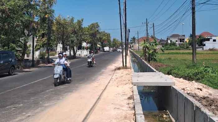 Proyek Drainase di Jalan Raya Dr Cipto Sumenep Dikeluhkan Warga: Panas ...