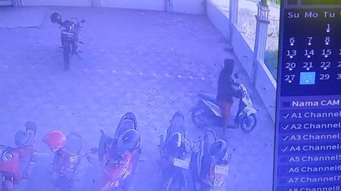 Aksi Curanmor Milik Jemaah di Masjid Sampang Terekam CCTV, Ini Ciri-ciri Pelaku - Tribunmadura.com