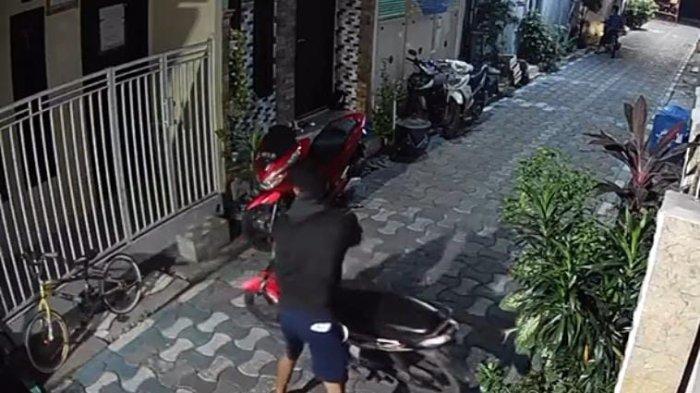 Viral 2 Maling Bocil Terekam CCTV Dorong Motor Curian di Gang Tanah ...