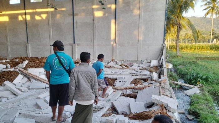 Diterjang Angin Kencang, Lansia Tewas Tertimpa Tembok Gudang Tembakau Ambruk di Jember ...