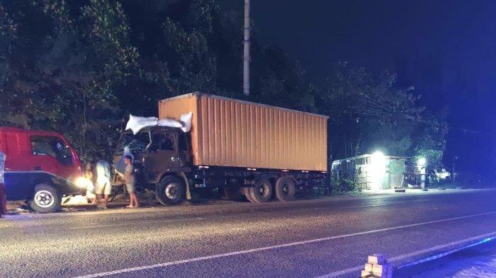 Truk Oleng Hingga Tabrak Truk Lain yang Sedang Parkir di Tuban, Polisi ...
