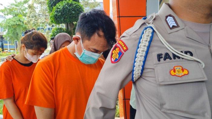 Tampang Pemeran Video Syur Gresik Ichlas dan Viska Selebgram Krian, Tertunduk Lesu di Polres ...