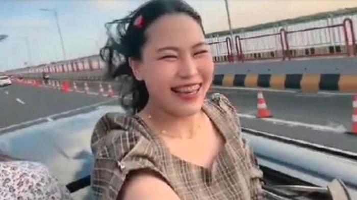 Jawaban Santai Polisi soal Viral Video Selfie TikTokers dari Sunroof Mobil di Jembatan Suramadu ...