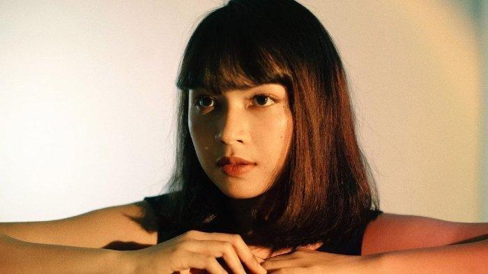 Lirik dan Terjemahan Lagu Walking Back Home yang Viral di TikTok - Dipopulerkan Vira Talisa ...