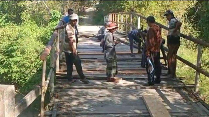 Tiga Tahun Jembatan Tak Kunjung Diperbaiki Pemerintah, Warga di Sampang Perbaiki Secara Swadaya ...