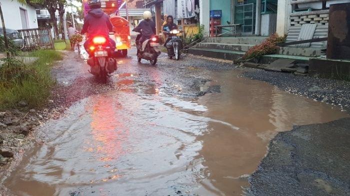 Warga Keluhkan Kondisi Jalan Menuju Bandara Trunojoyo Sumenep ...