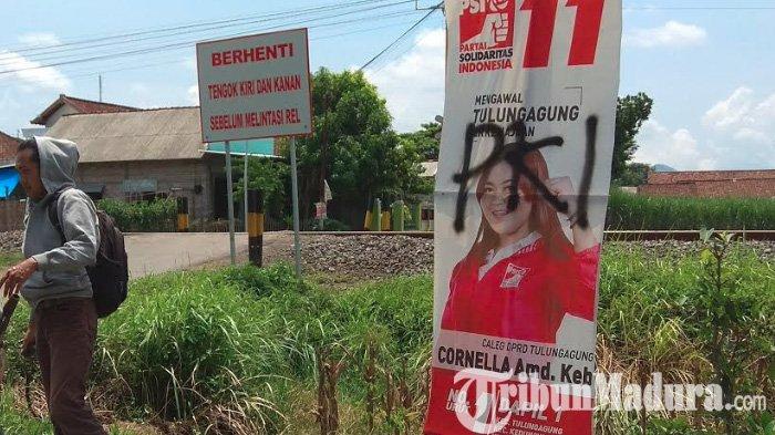 Banner Kampanye Caleg Perempuan PSI Disemprot Tulisan PKI, Diganti Baru ...