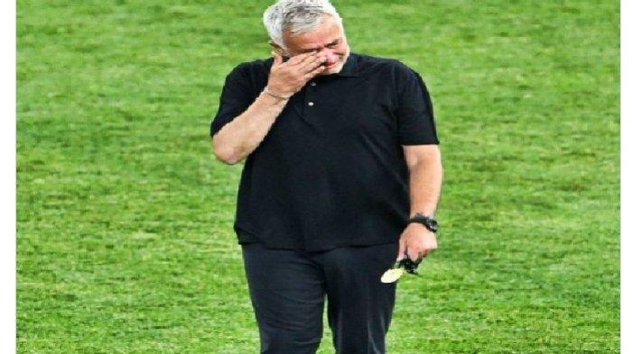 Jose Mourinho Beri Persembahan Terakhir AS Roma Trophy Europa League ...
