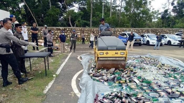 40 Orang Ditangkap Ratusan Botol Miras di Pamekasan Dimusnahkan, Begitu Pula 30 Knalpot Brong ...