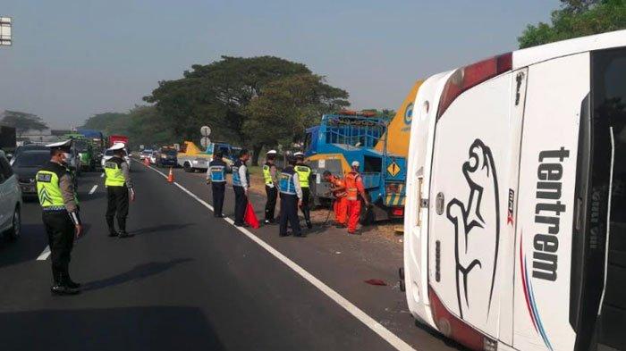 Bus Tentrem Jurusan Malang-Surabaya Terguling di Sidoarjo-Waru, 3 Orang ...