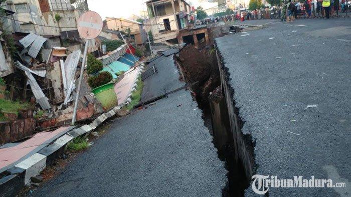 MENGERIKAN, Inilah Foto-Foto Jalan Nasional di Jember yang Ambles ...