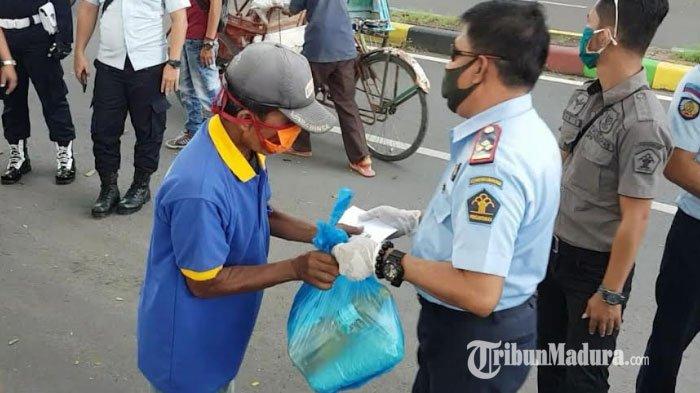Lapas Klas IIA Pamekasan Bagikan 200 Paket Sembako dan Uang Tunai ke Abang Becak dan Kaum Dhuafa ...