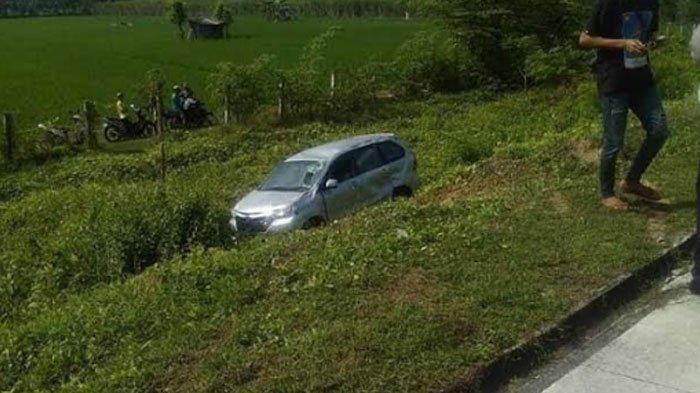 Mobil Daihatsu Xenia Melaju Menuju Pulau Madura, Malah Terperosok di ...