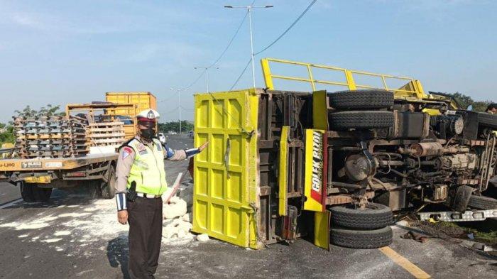 Kecelakaan di Tol Dupak-Tandes, 2 Truk Bertabrakan hingga Tabrak Pembatas Jalan, Sopir Mengantuk ...