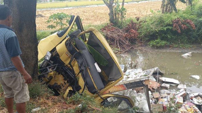 Kecelakaan Maut di Tuban, Truk Oleng Gagal Nyalip Tabrak Pohon ... Kecelakaan Maut di Tuban, Truk Oleng Gagal Nyalip Tabrak Pohon ...