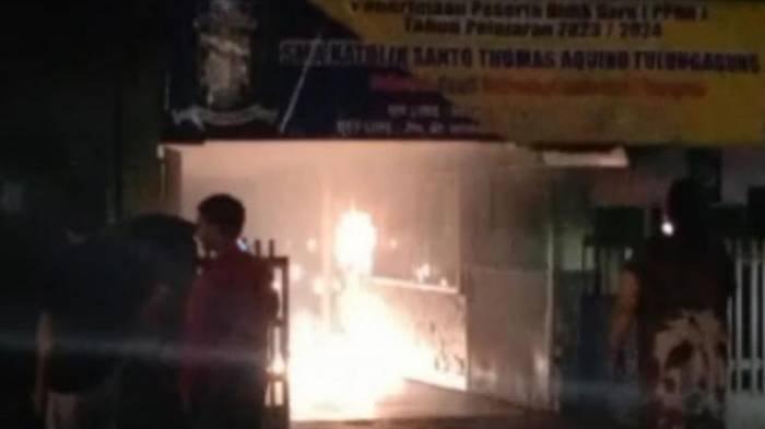 Muncul Ledakan dan Bunga Api Selama Lebih 15 Menit, Kotak KWH Meter SMA Katolik Tulungagung ...