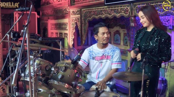 Lirik Lagu Delima - Tasya Rosmala Adella & Nophie Adella, Trending di YouTube: Delima, Sambut ...